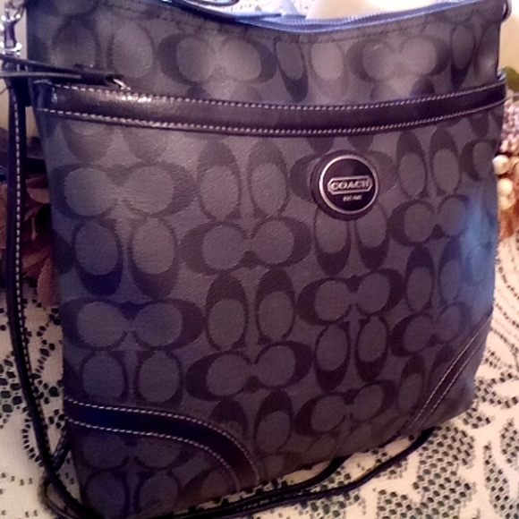 Coach | Bags | Coach Tag Inside Coach Button Emblem On Front Black ...